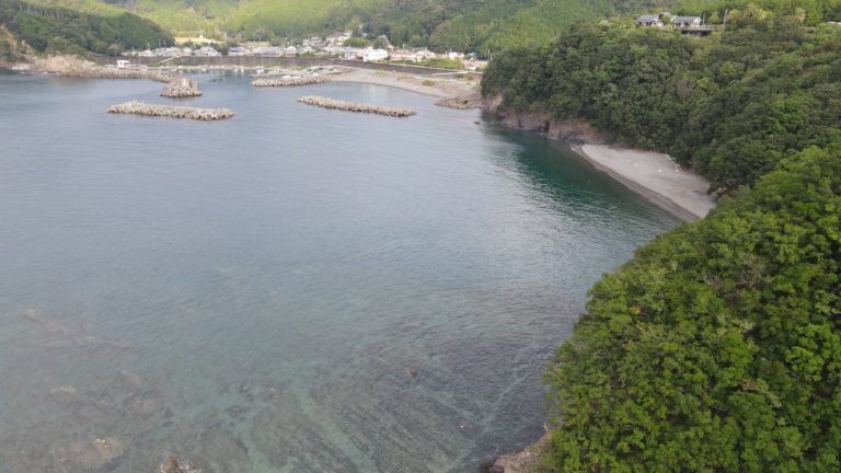 【三重県紀北町】『黒浜海岸海水浴場バースハウス』の海釣りガイド（釣れる魚・駐車場・トイレ）｜東海釣りwalker